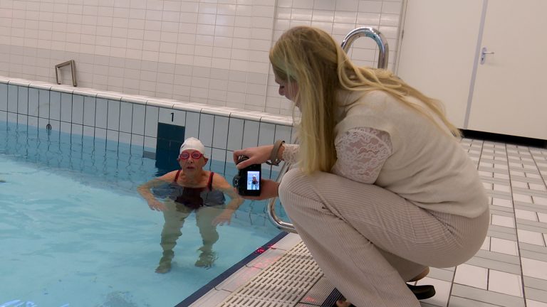 [VIDEO] Inwoners doneren massaal cadeautjes voor Sinterklaas - Feel ...